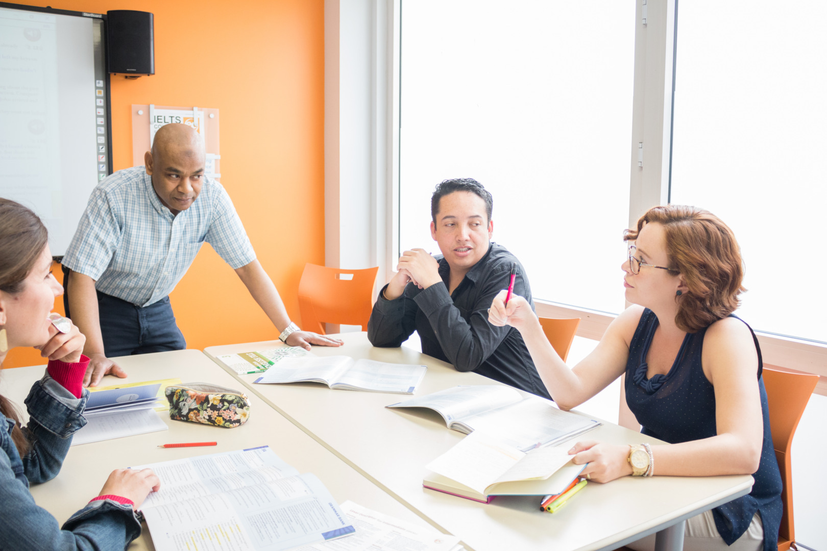 Understanding Non-continuous Verbs - EC English ( EN )